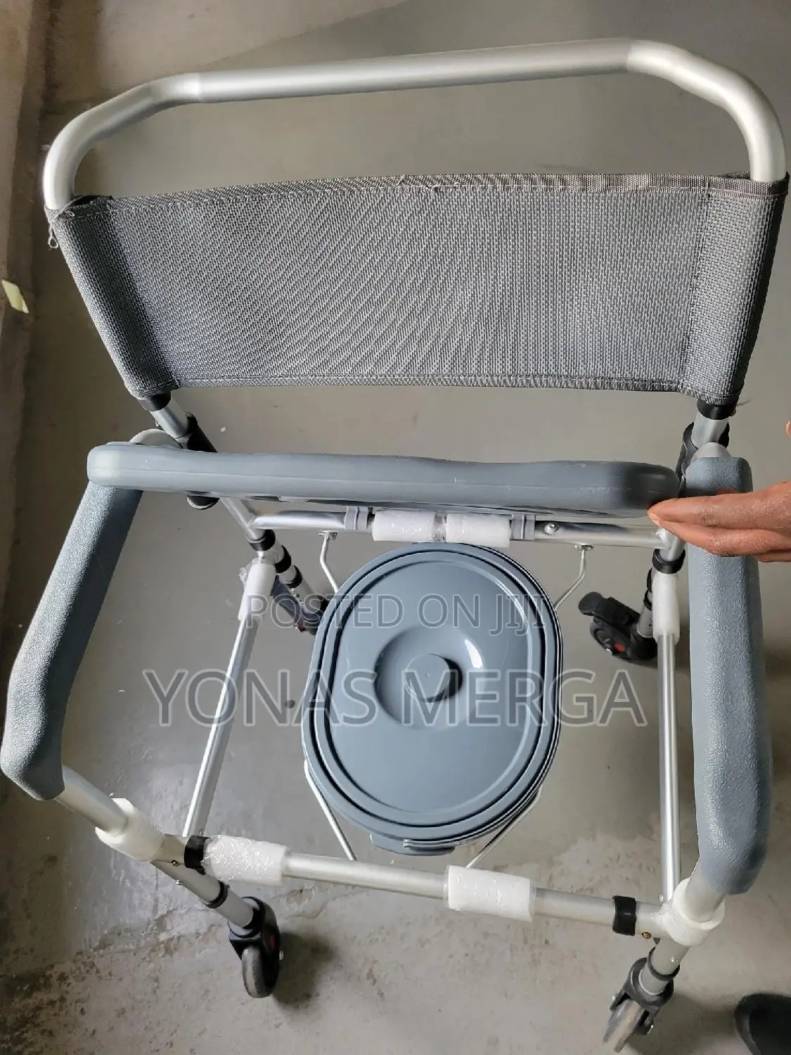 Bathroom Bedside Wheelchair觀粵includes a Supportive 17” X 17” Seat, in ...